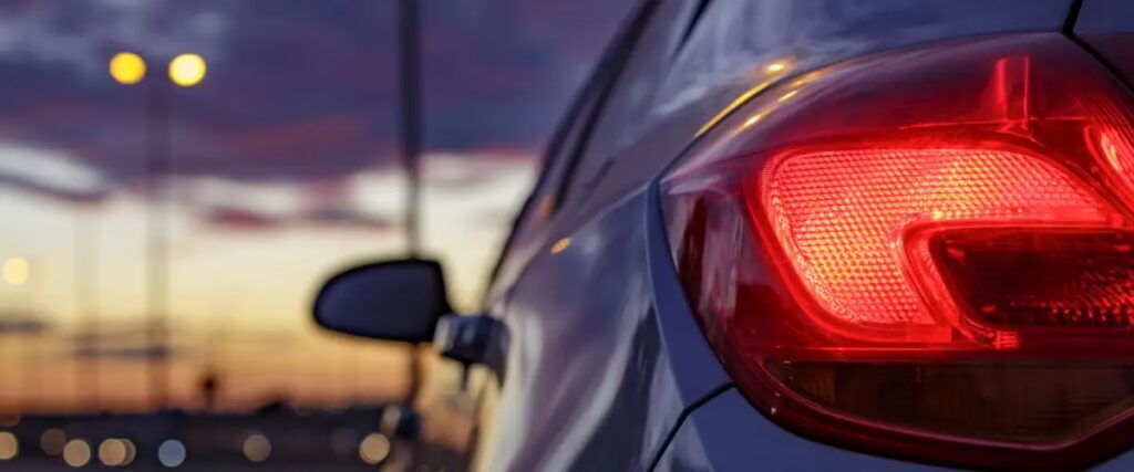 Luces de Parqueo: Clave para la Seguridad | SuperAuto